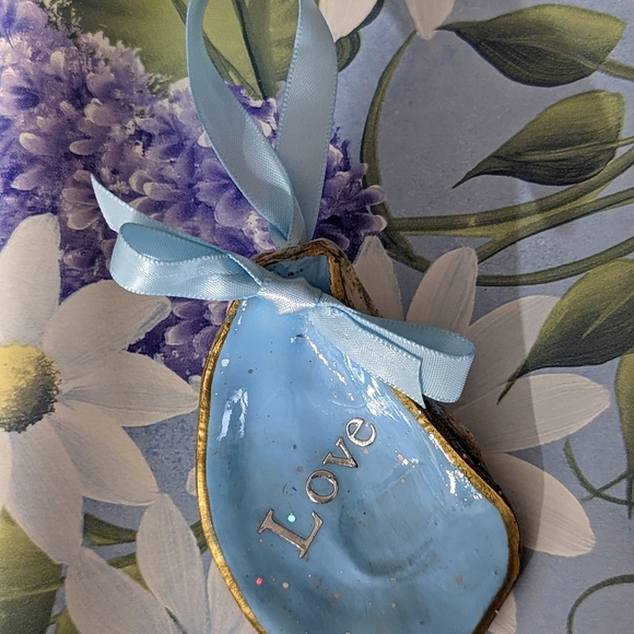 Hand Crafted | Accents | Set Of 3 Handcrafted Oyster Shells Live Love ...